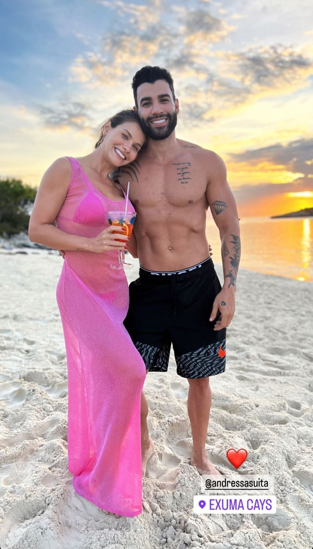 Gusttavo Lima e Andressa Suita fazem passeio de barco pelas Bahamas em clima de romance