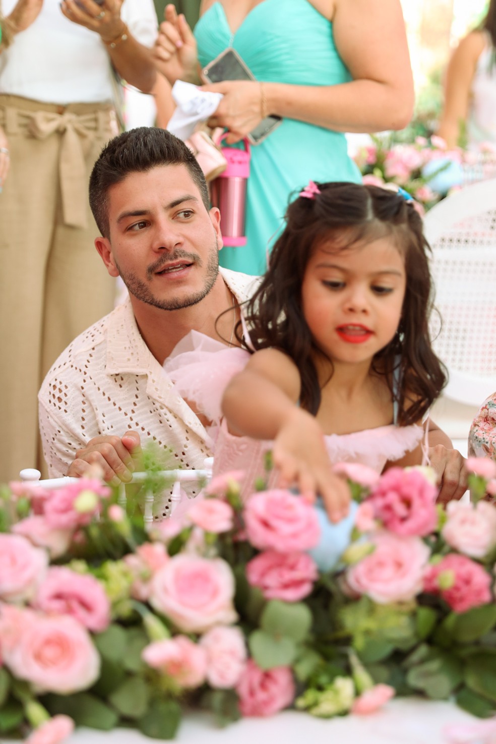 Arthur Aguiar vai ao aniversário de 5 anos da filha com Maíra Cardi