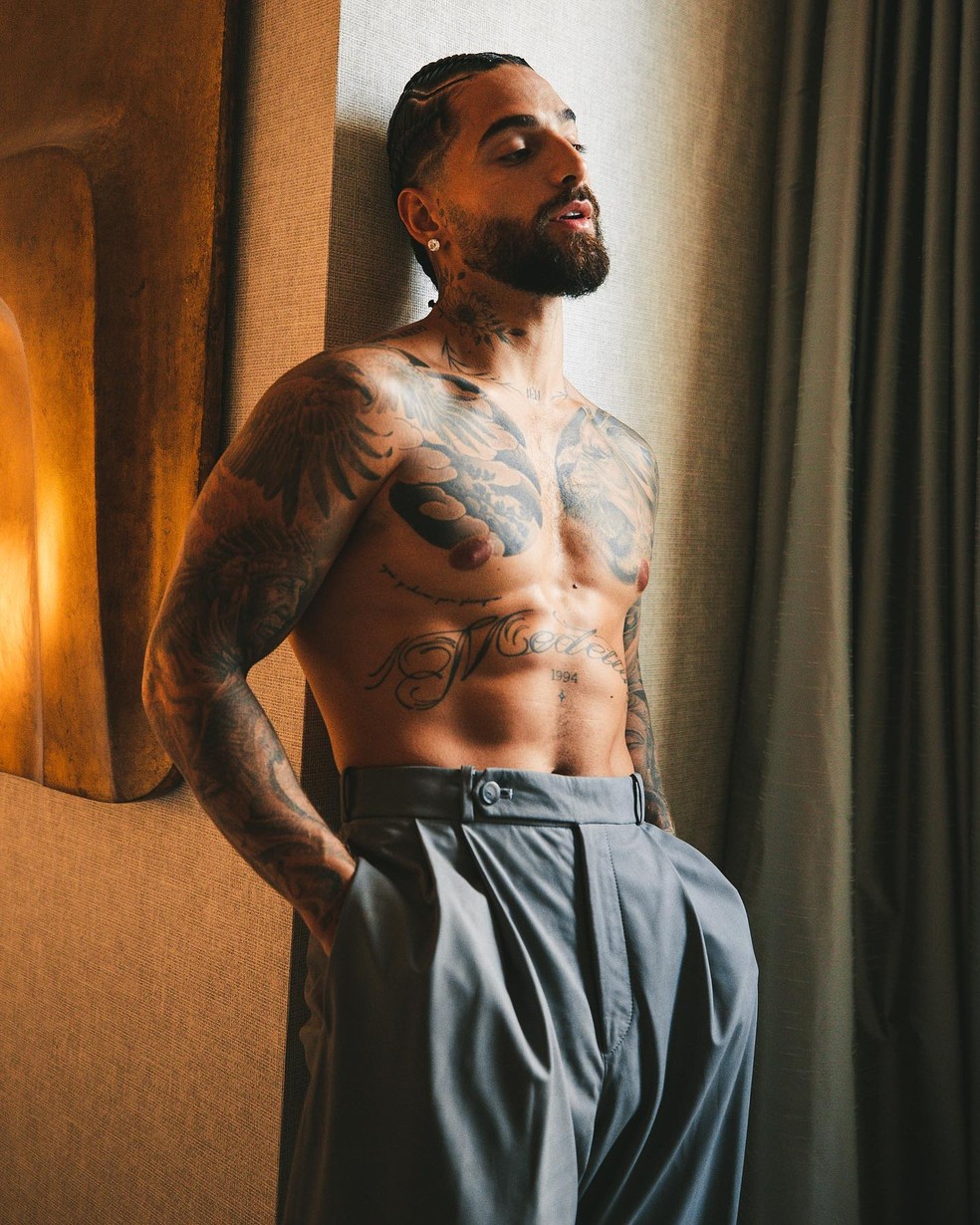 Maluma posta de cueca branca e empolga fãs: 'Quem mais deu zoom?'