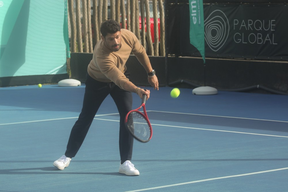 Cauã Reymond faz aula de tênis com Thomas Bellucci em SP