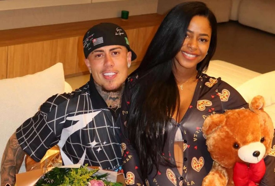MC Daniel presenteia Lorena Maria com joia, flores e ursinho: 'Sem depender de datas especiais'
