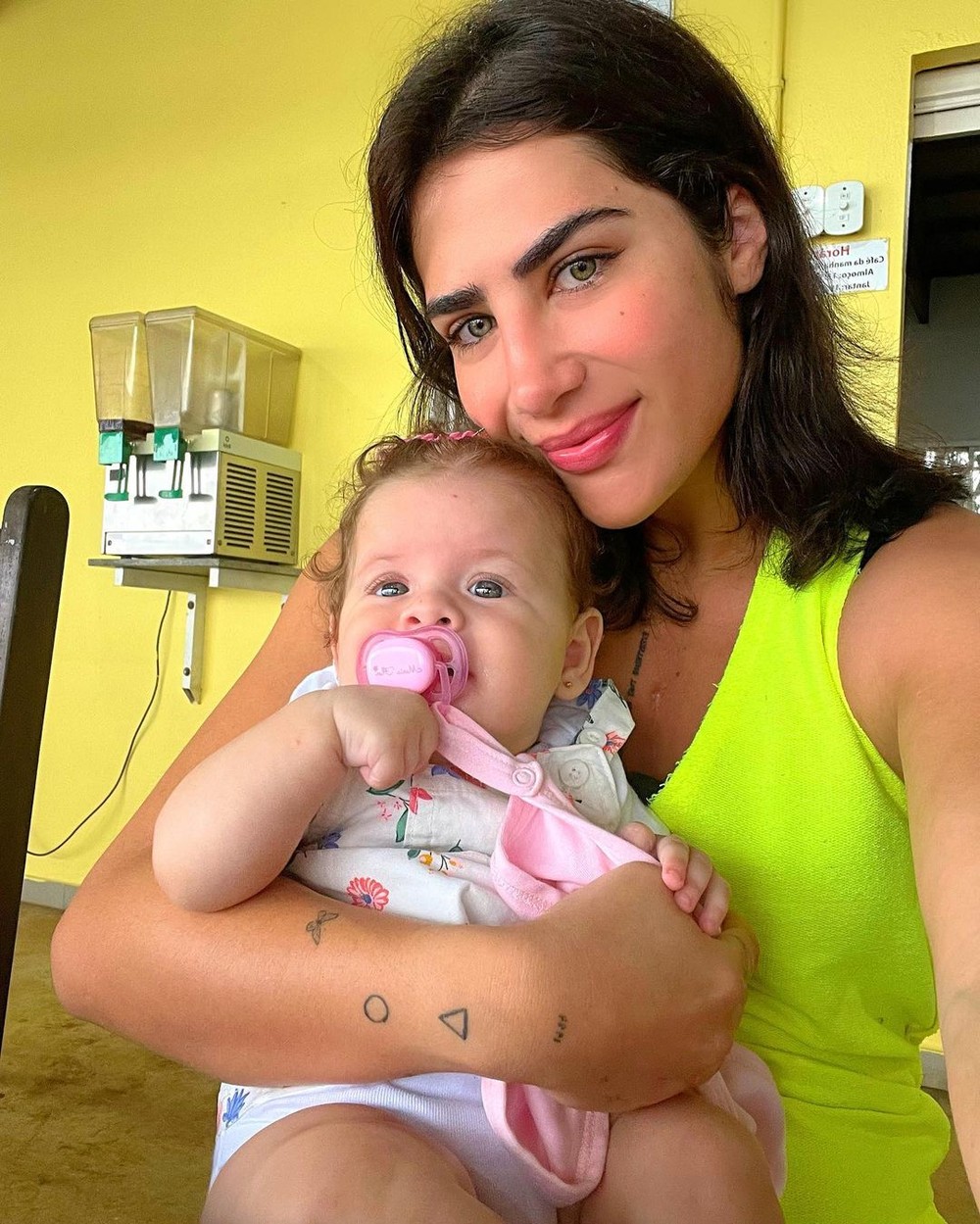 Jéssica Beatriz Costa comemora os quatro meses da sobrinha, filha de Zé ...