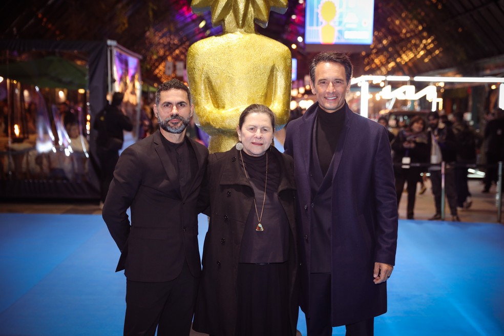 Mel Fronckowiak dá ajeitadinha em roupa de Rodrigo Santoro e beijão em ...