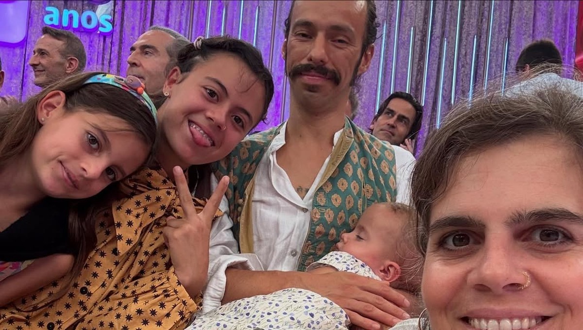 Discreta, filha de Ana Maria Braga posa com a família nos bastidores do ...