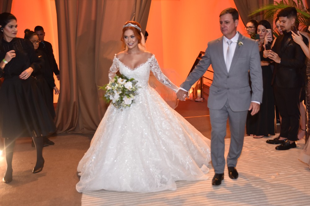 Famosos prestigiam casamento de Mirela Janis e Yugnir; veja looks