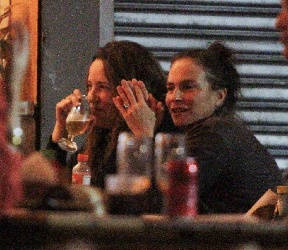 Cantora Ana Carolina e a namorada curtem noitada em clima de romance