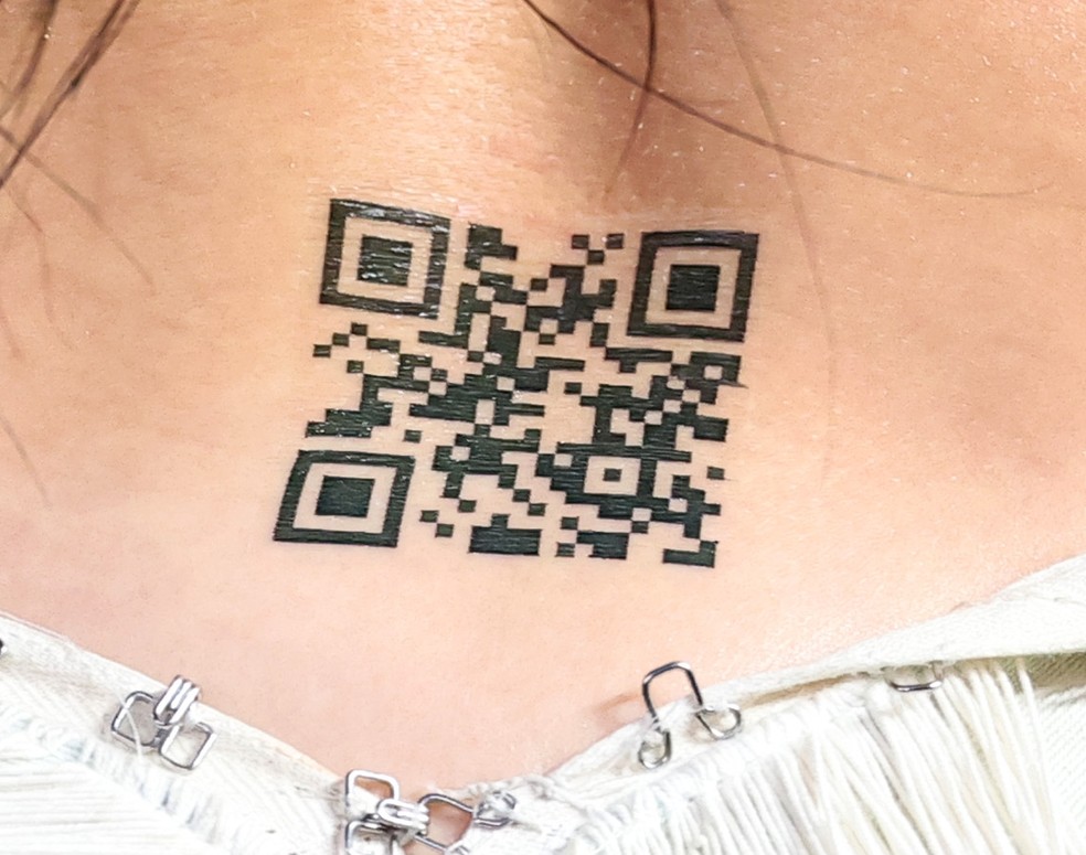 No VMA 2024, Katy Perry exibe QR code 'tatuado' no cóccix; entenda o motivo