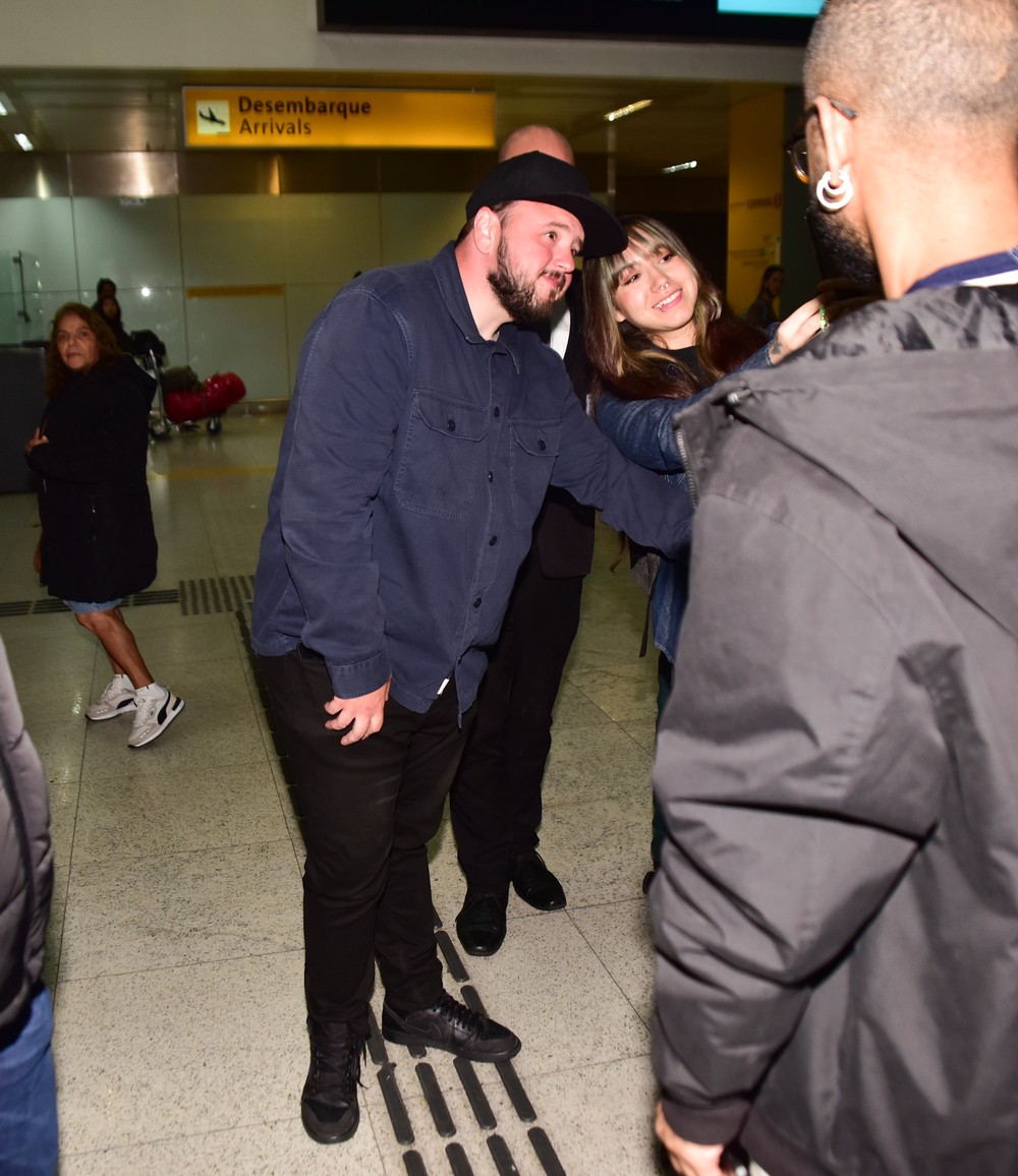 Astro de 'Game of Thrones' é tietado ao desembarcar em São Paulo