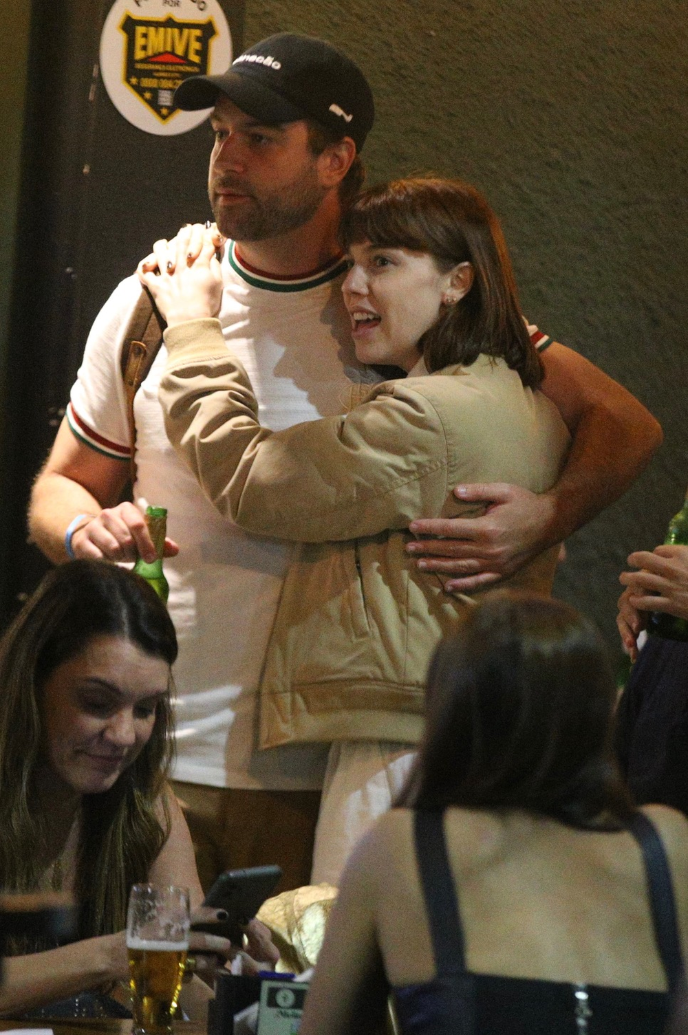 Alice Wegmann, a Solange de 'Vale Tudo', curte barzinho abraçada ao ...
