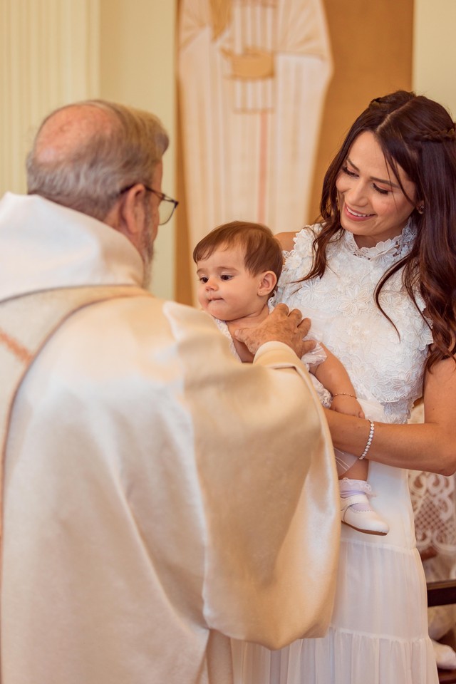 Thiago Arancam e Aline Frare batizam Angelina, de sete meses, em São Paulo