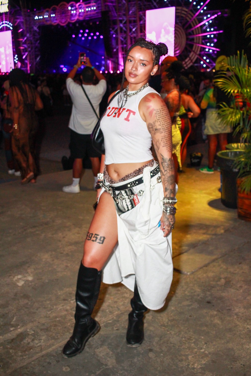 De regata e fenda, filha de Xanddy e Carla Perez faz aparição rara em ...