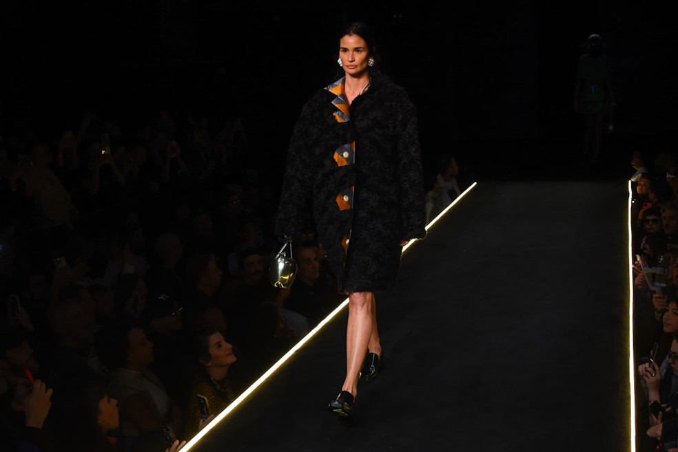 Carol Ribeiro desfila na SPFW após diagnóstico de esclerose múltipla