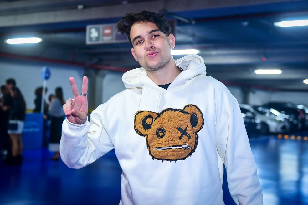 Sophia Valverde e Rafael Almeida trocam beijos em show de Taylor Swift