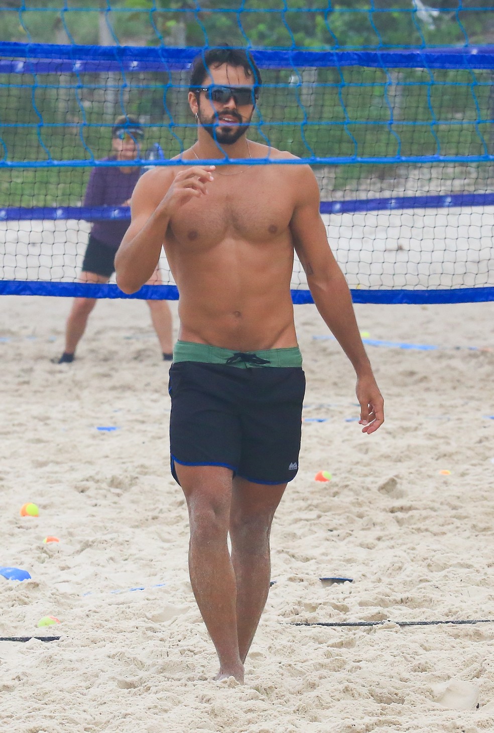 Cabeludo, Rodrigo Simas estreia o novo visual em partida de vôlei na ...