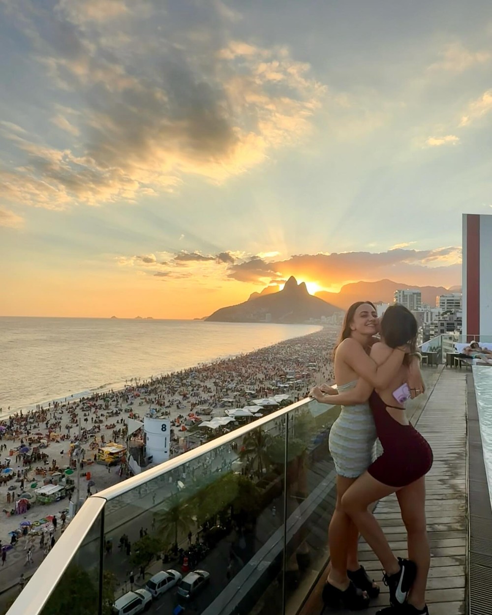 Modelo britânica Emily Ratajkowski abre álbum de fotos do Carnaval no ...