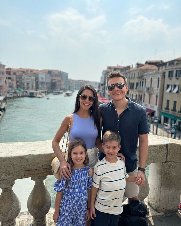 Michel Teló e Thais Fersoza curtem Veneza com os filhos e os pais; fotos