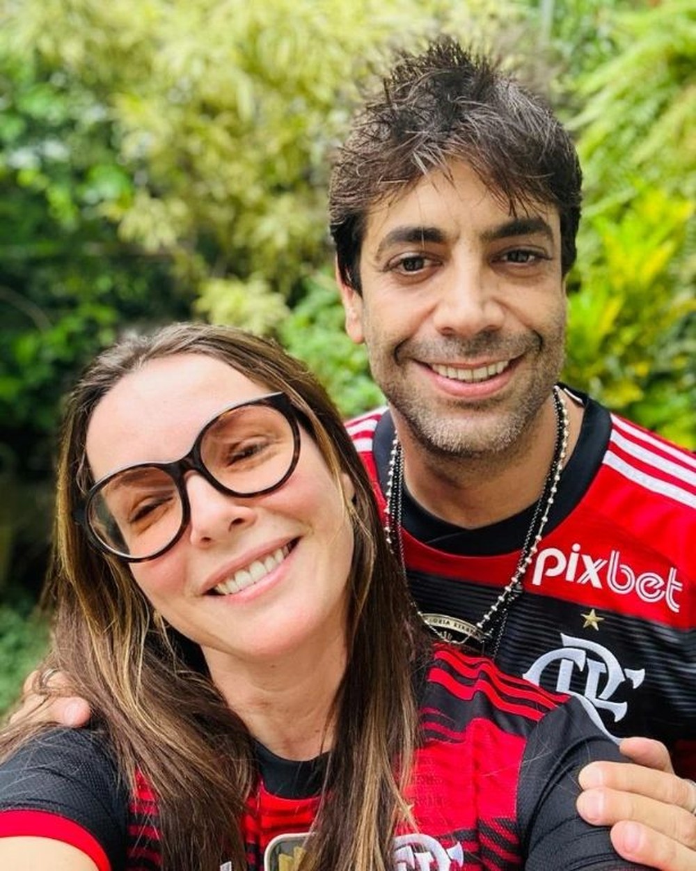 Regiane Alves se derrete pelo namorado e mostra filhos reunidos