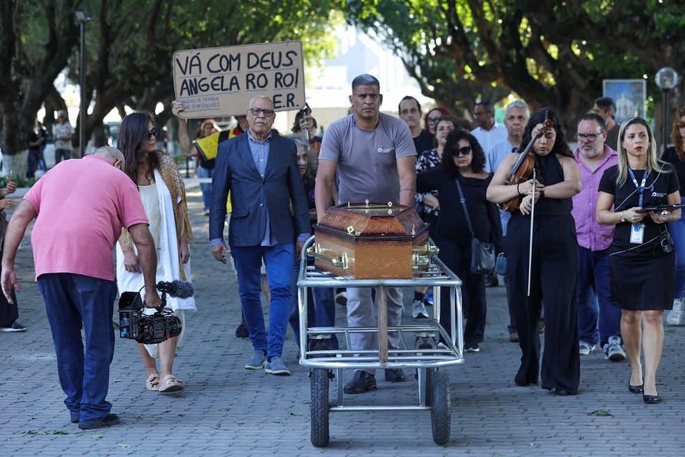 Sem familiares, Angela Ro Ro é velada e enterrada no Rio por amigos e fãs