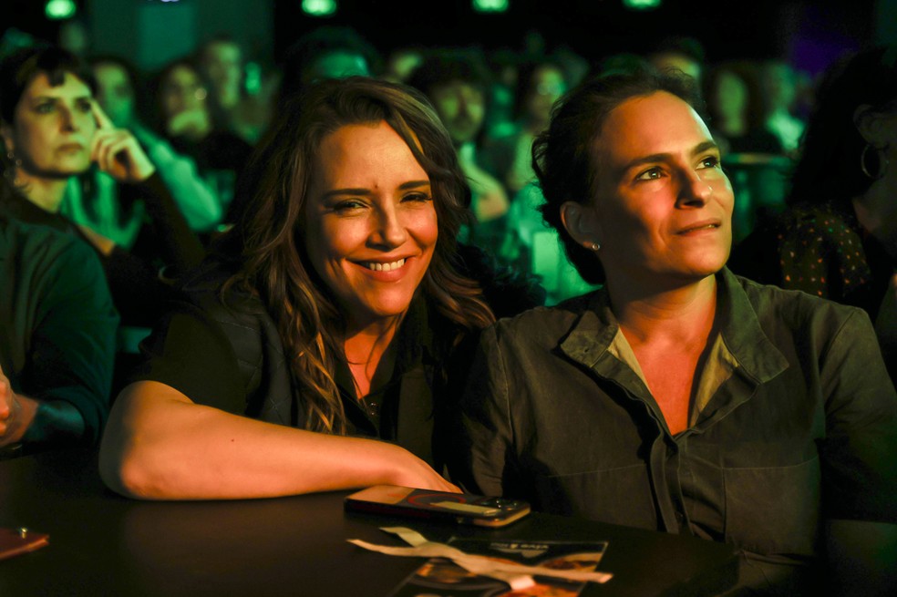 Ana Carolina faz aparição rara com a namorada, Ramona Bakker, em show ...