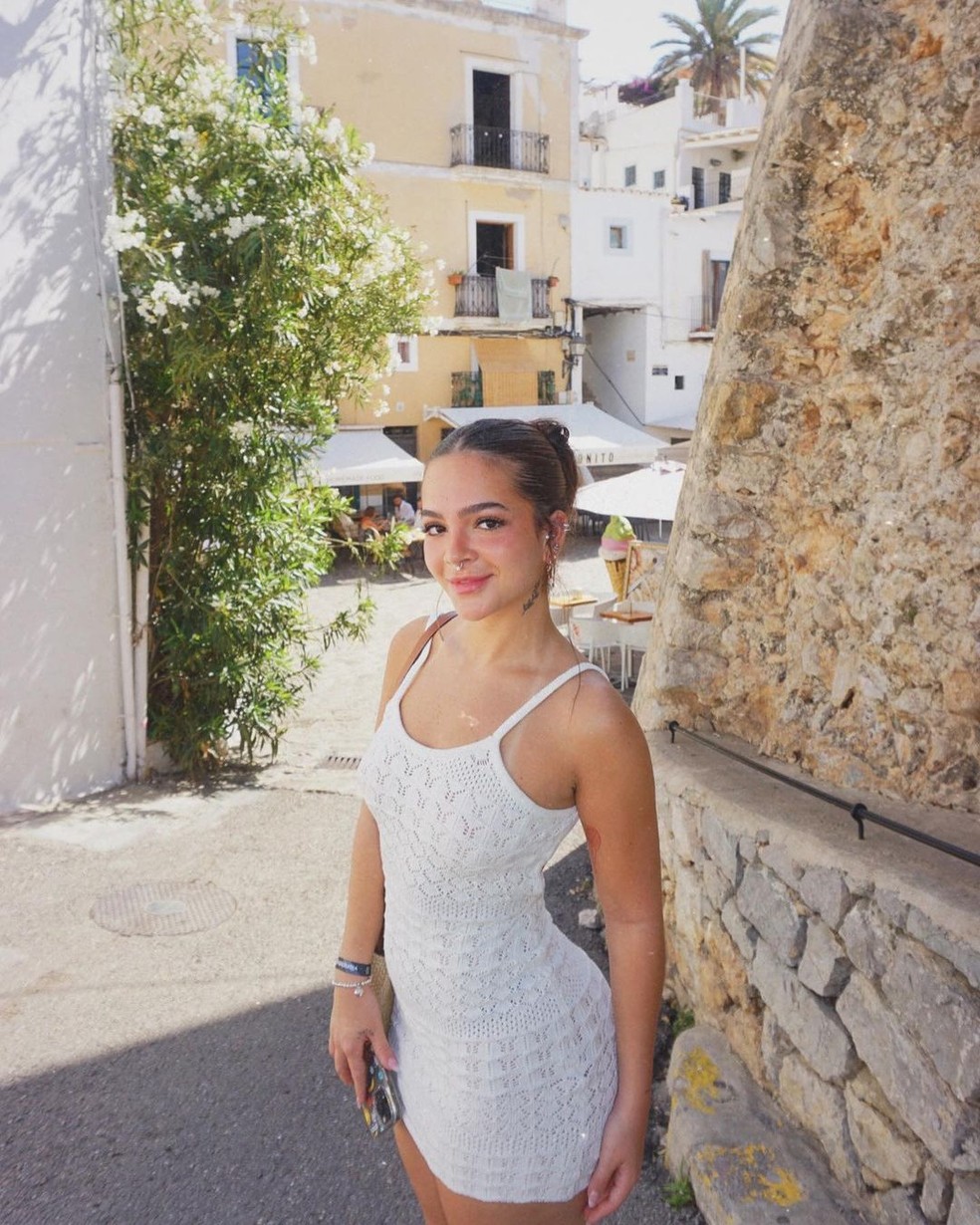 Mel Maia aproveita sol de Ibiza para renovar o bronzeado; veja fotos