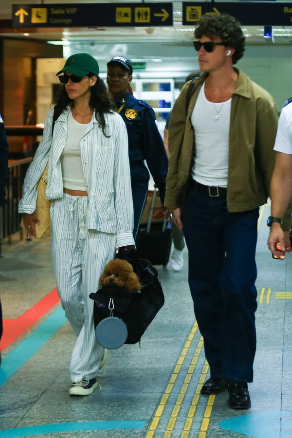 Shawn Mendes e Bruna Marquezine embarcaram juntos em aeroporto do Rio ...