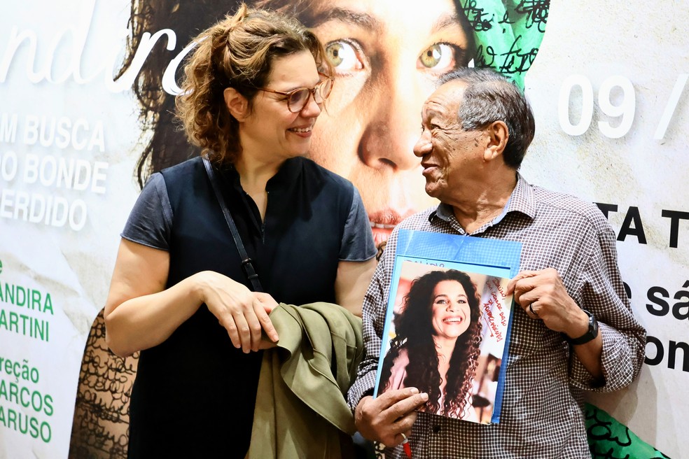 Isabel Teixeira esbanja simpatia ao atender fãs após peça no Rio de Janeiro