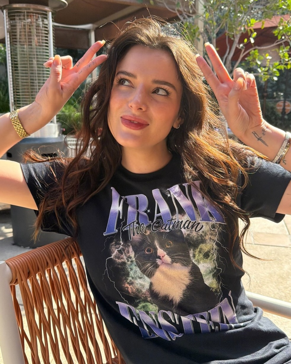 Bella Thorne, ex-estrela mirim da Disney, beija muito o noivo em parque ...