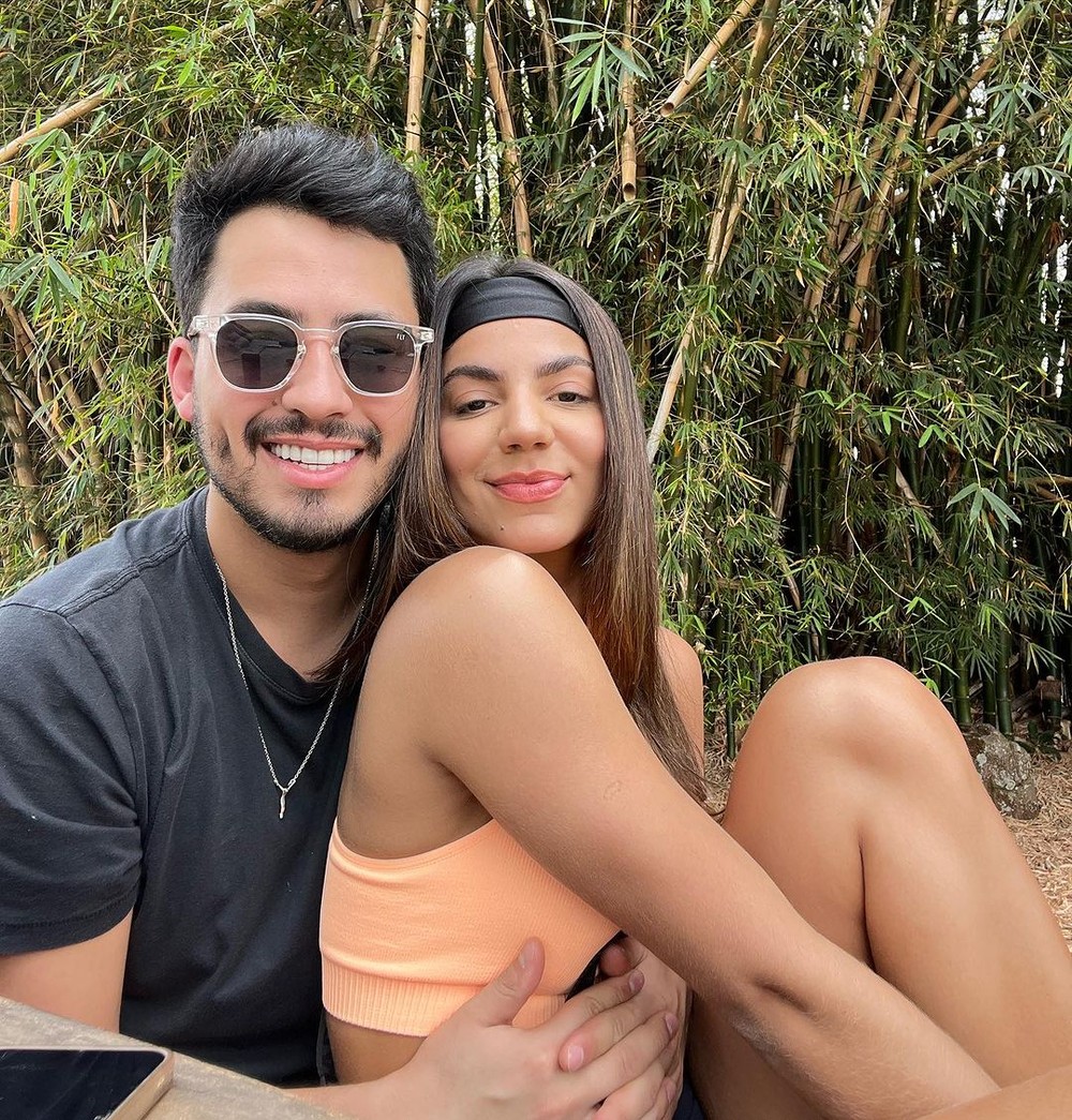 Matheus Vargas e Hariany Almeida trocam chamegos em dia de folga