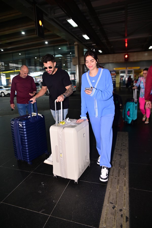 Key Alves troca beijos apaixonados ao reencontrar namorado no Brasil; fotos
