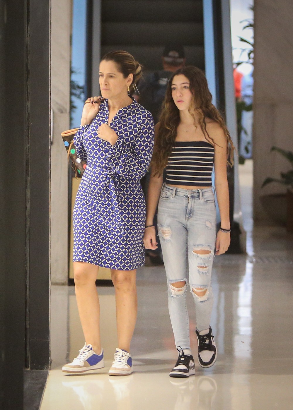 Ingrid Guimarães curte passeio com a filha, Clara, em shopping do Rio