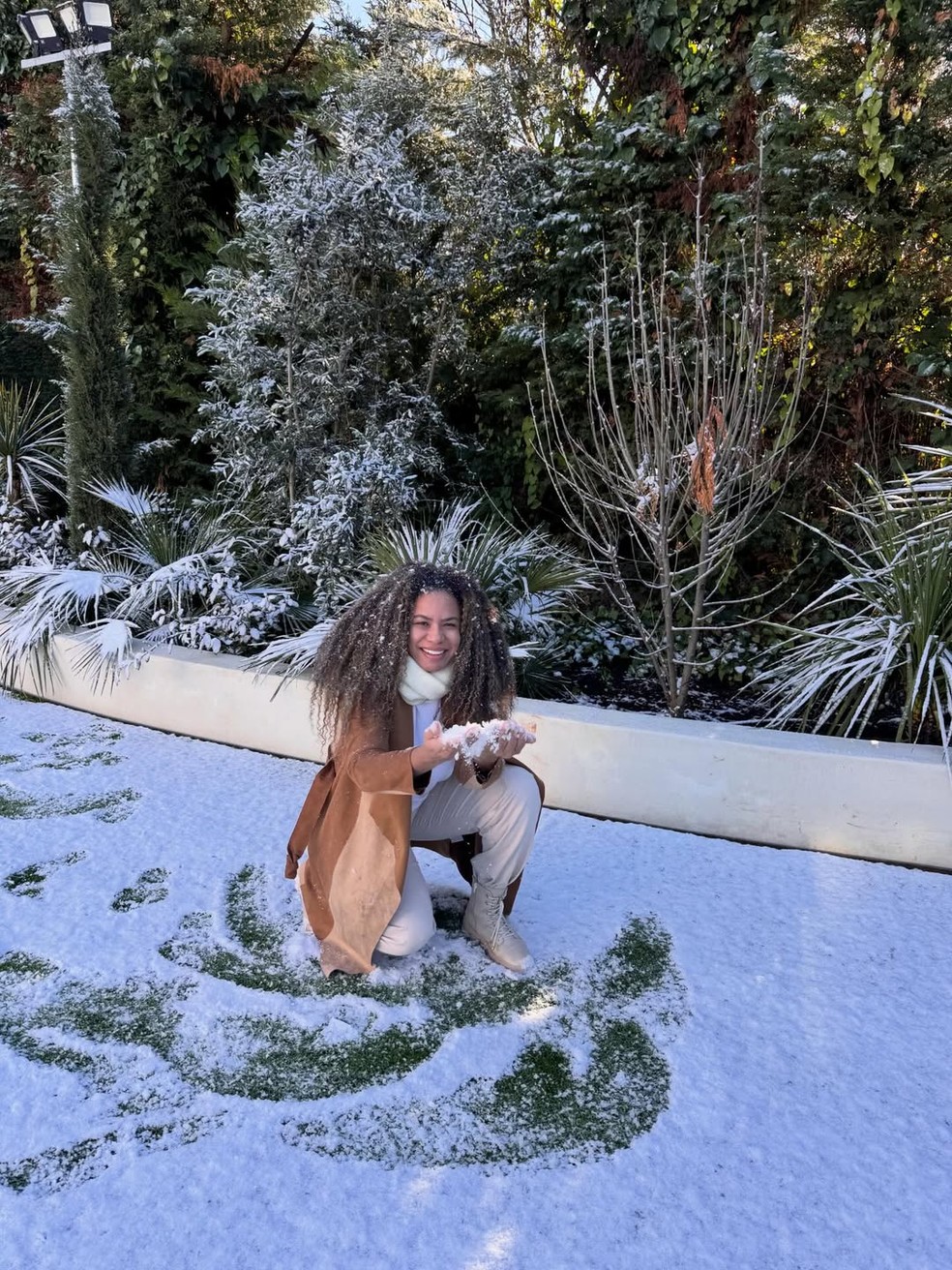 Babá de José Leonardo vê neve pela primeira vez: 'Só gratidão'
