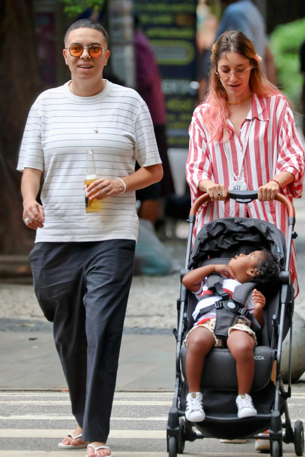 Maria Gadú e a esposa passeiam com a filha no Rio