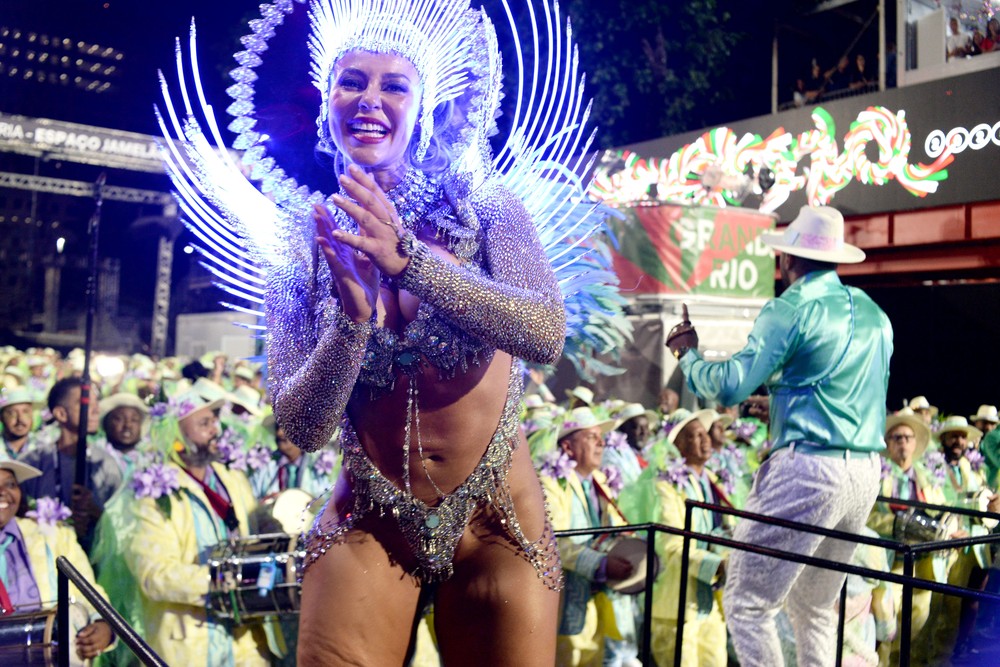 Veja 12 fotos do desfile de despedida de Paolla Oliveira da Grande Rio