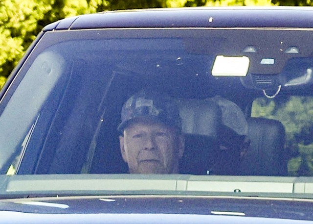 Com demência, Bruce Willis é visto após notícia de que não anda e não ...