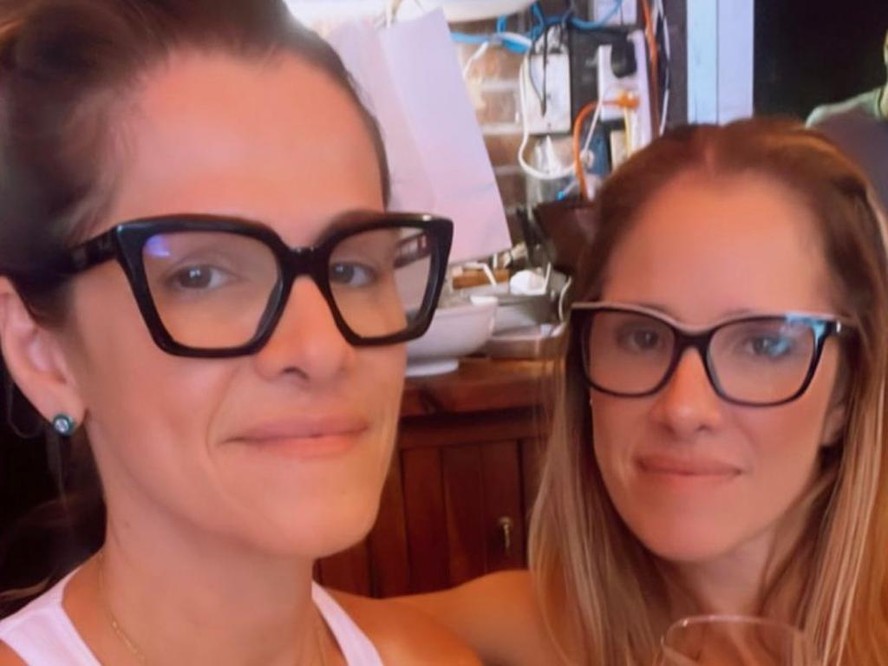 Ingrid Guimarães posa com irmã e destaca semelhança