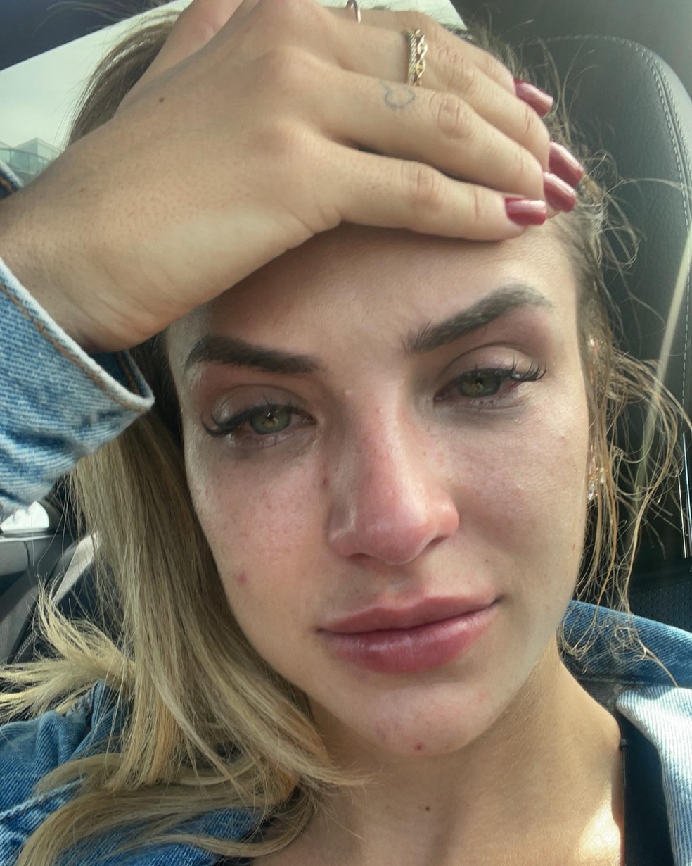 Gabi Martins posta fotos seminua, de biquíni e chorando: 'Mil versões ...