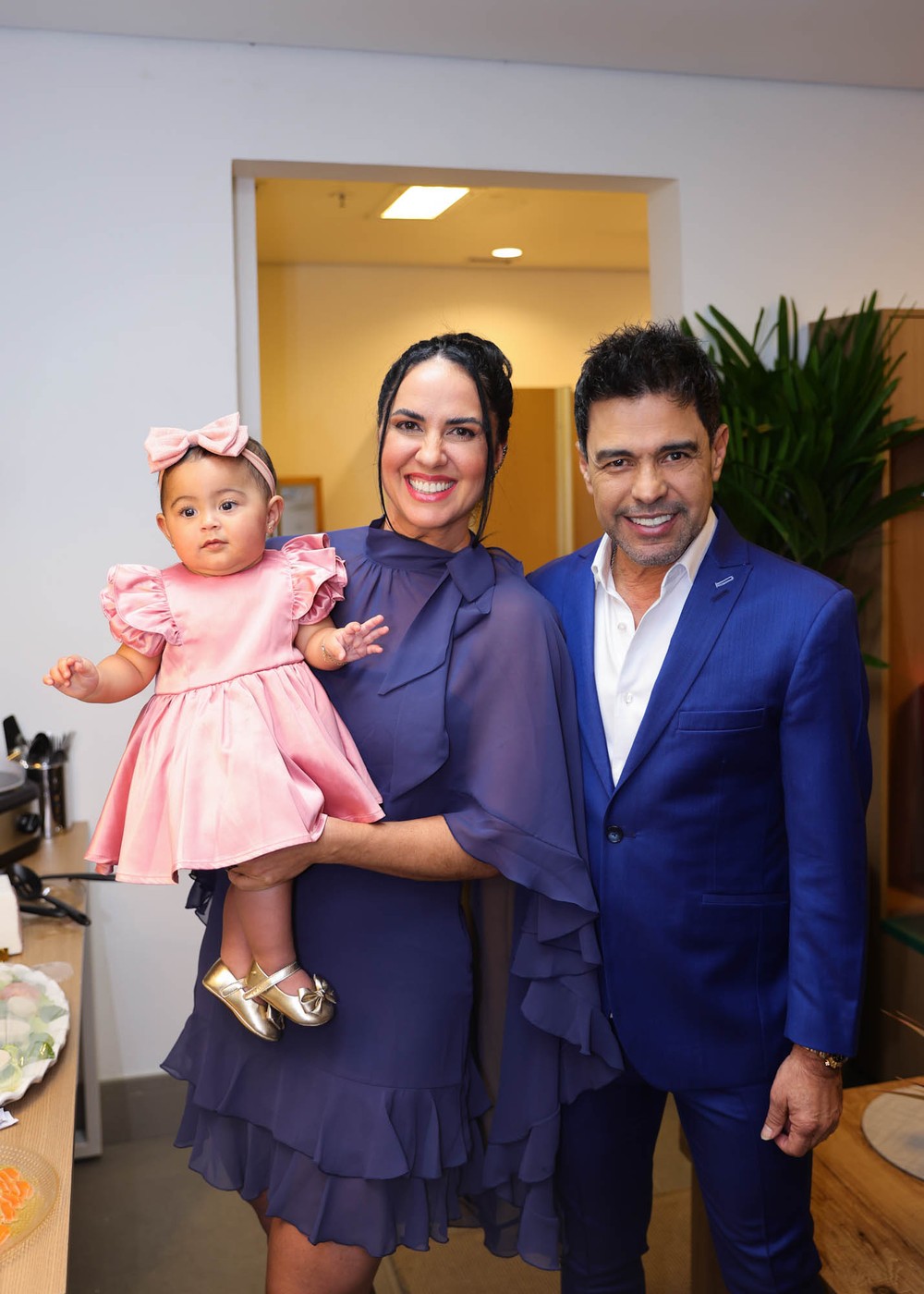 Zezé Di Camargo e Graciele Lacerda levam a filha, Clara, a show de ...