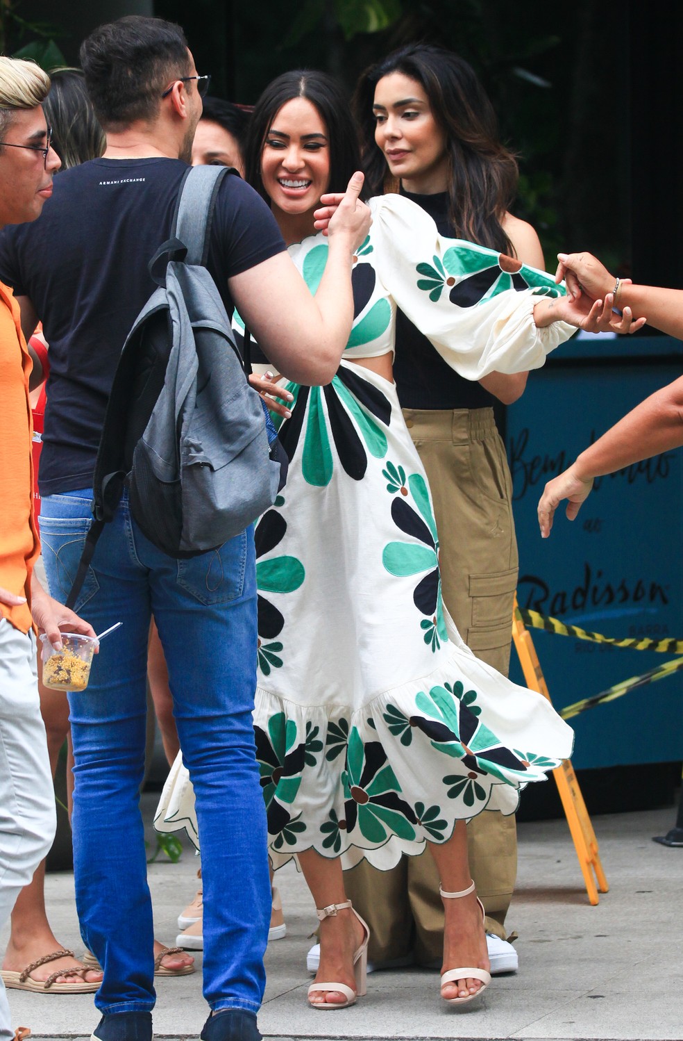 BBB 24: Isabelle encontra fãs em saída de hotel após faltar a festa da ...