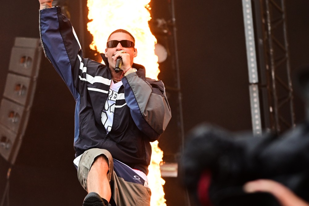 The Town: Filipe Ret abre shows do Skyline sob o olhar da namorada ...