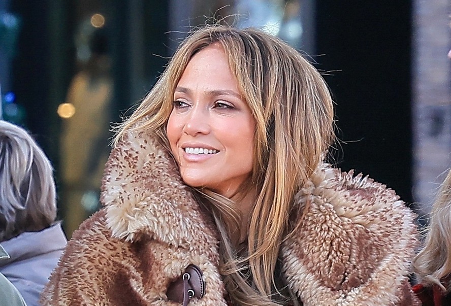 Solteira, Jennifer Lopez passeia sorridente com a mãe e a filha em Aspen