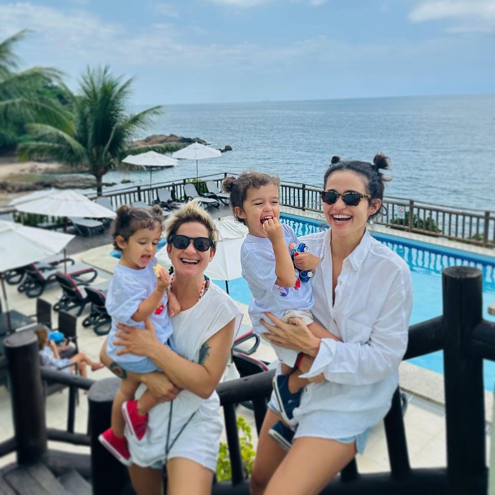 Nanda Costa e filhas gêmeas posam com penteados iguais em Salvador