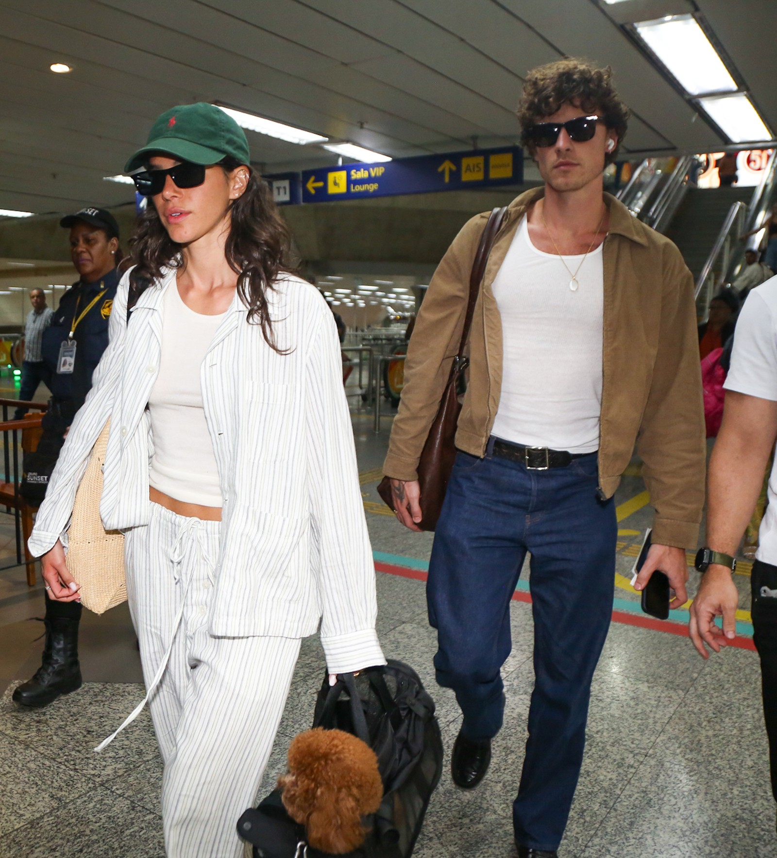 Bruna Marquezine e Shawn Mendes se beijam durante passeio por NY