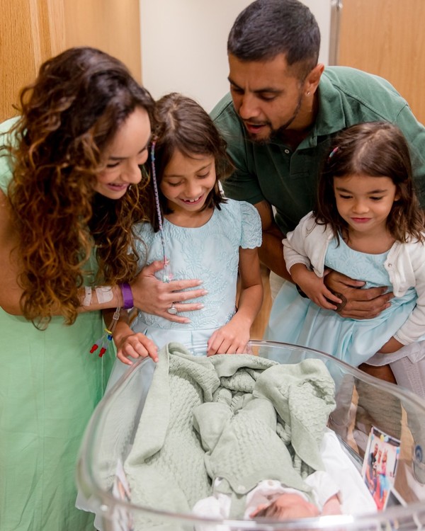 Atriz Naiumi Goldoni apresenta terceiro filho e explica nome do bebê ...