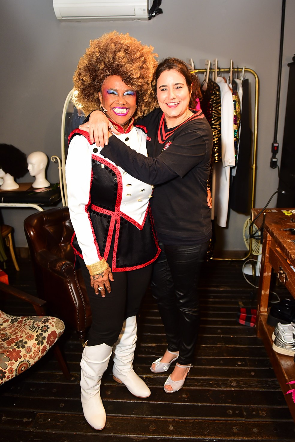 Vestida de Xuxa, Sandra Sá troca beijos com a mulher, Simone Malafaia