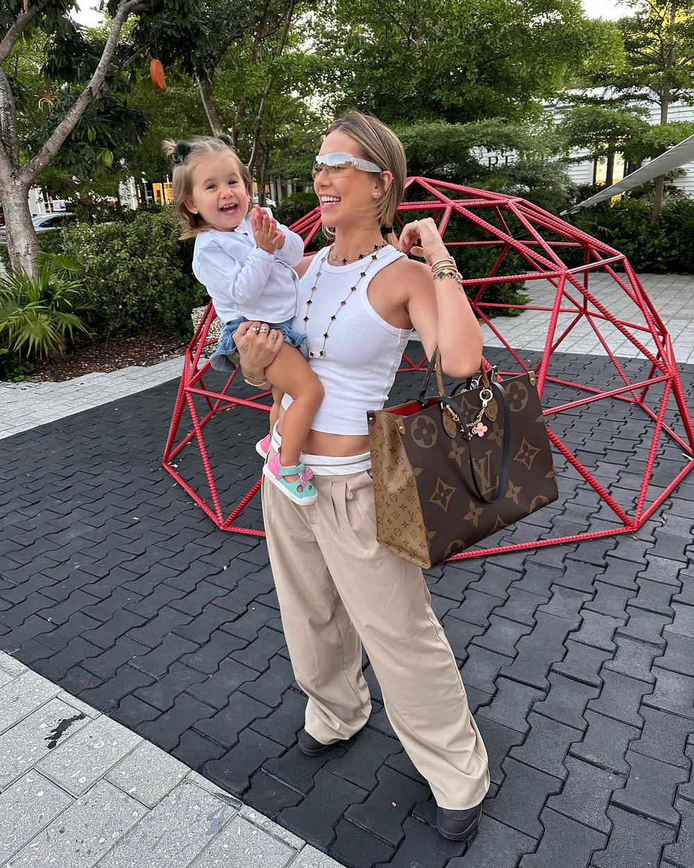 Em meio a polêmica, Virginia Fonseca posa com colar de R$ 108 mil