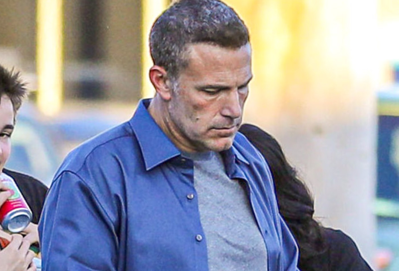 De cara fechada, Ben Affleck leva Fin e amigos ao cinema após divórcio ...