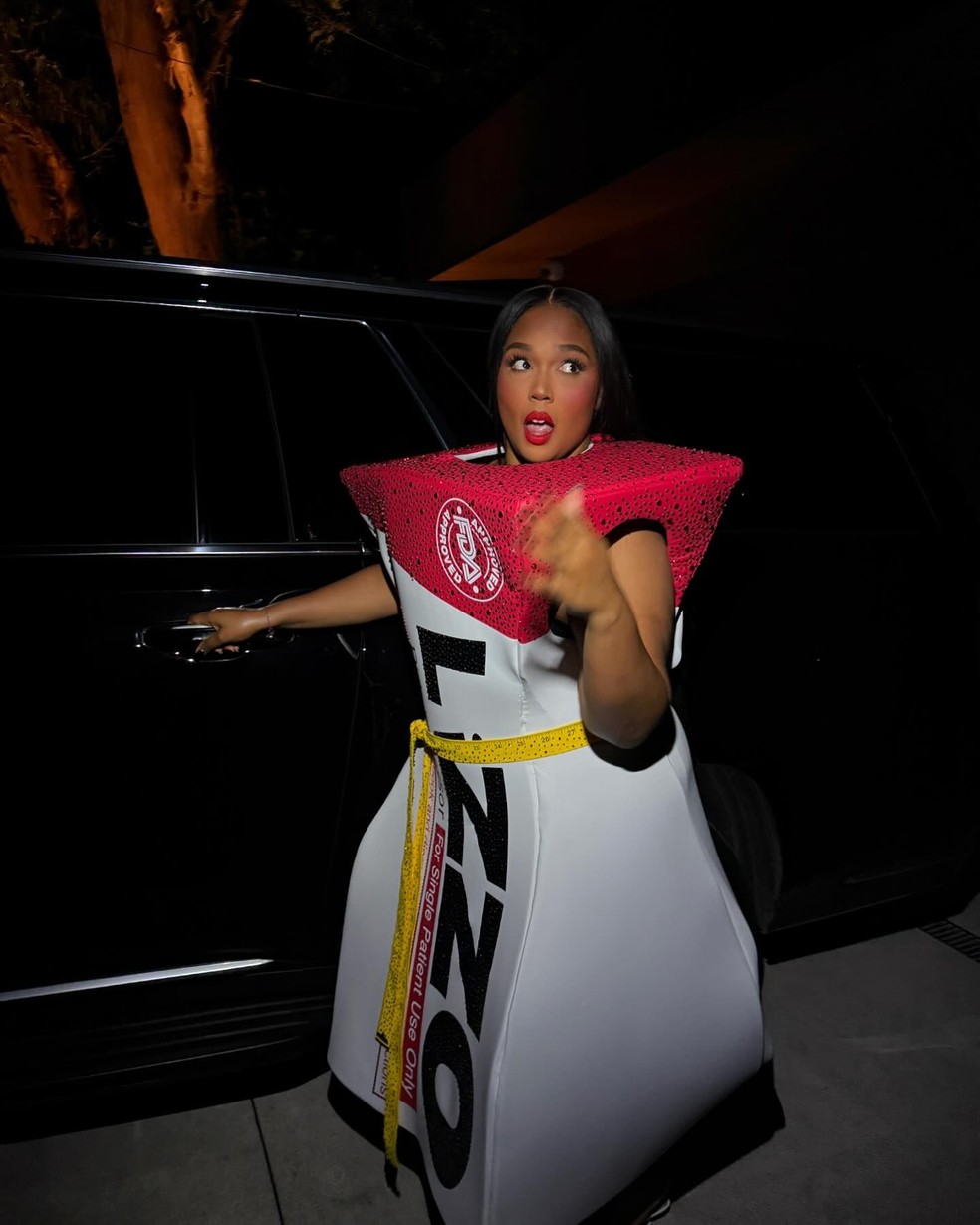 Lizzo se veste de Ozempic após negar uso do remédio para emagrecer