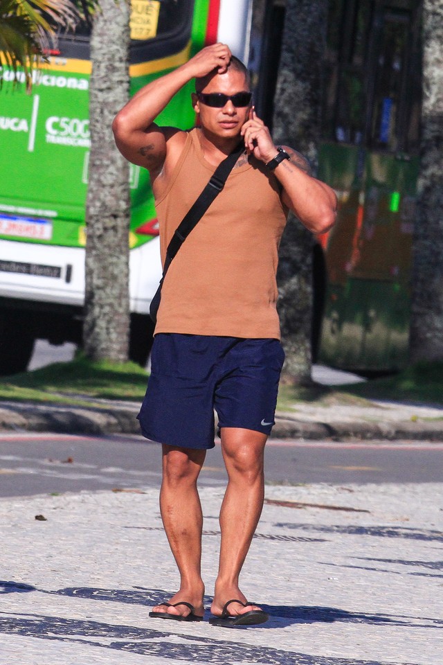 Thiago Gonçalves, ex de Jojo Todynho, caminha por orla no Rio após infarto