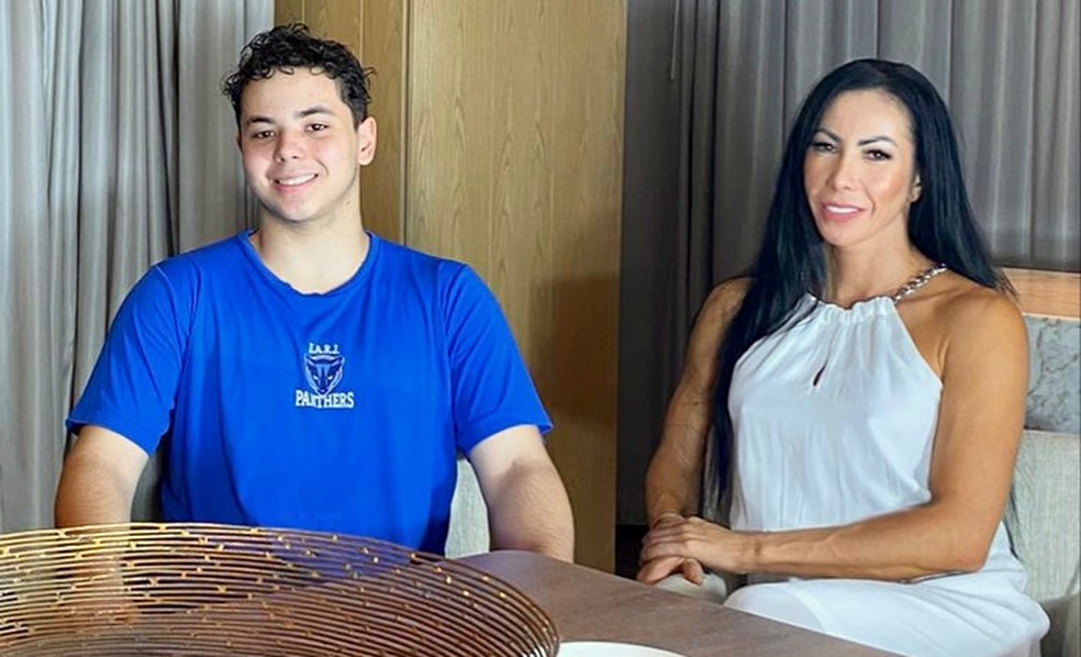 Fisiculturista Michele Umezu, ex de Ronaldo, usa fio-dental e mostra ...