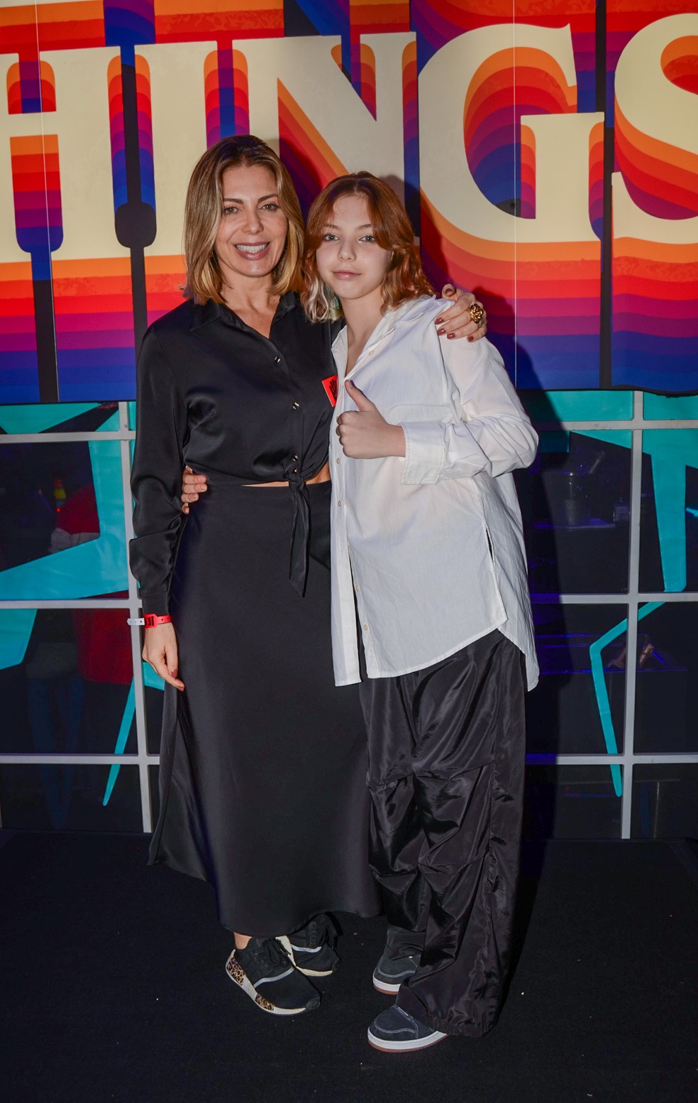 Sheila Mello faz aparição rara ao lado da filha e semelhança impressiona